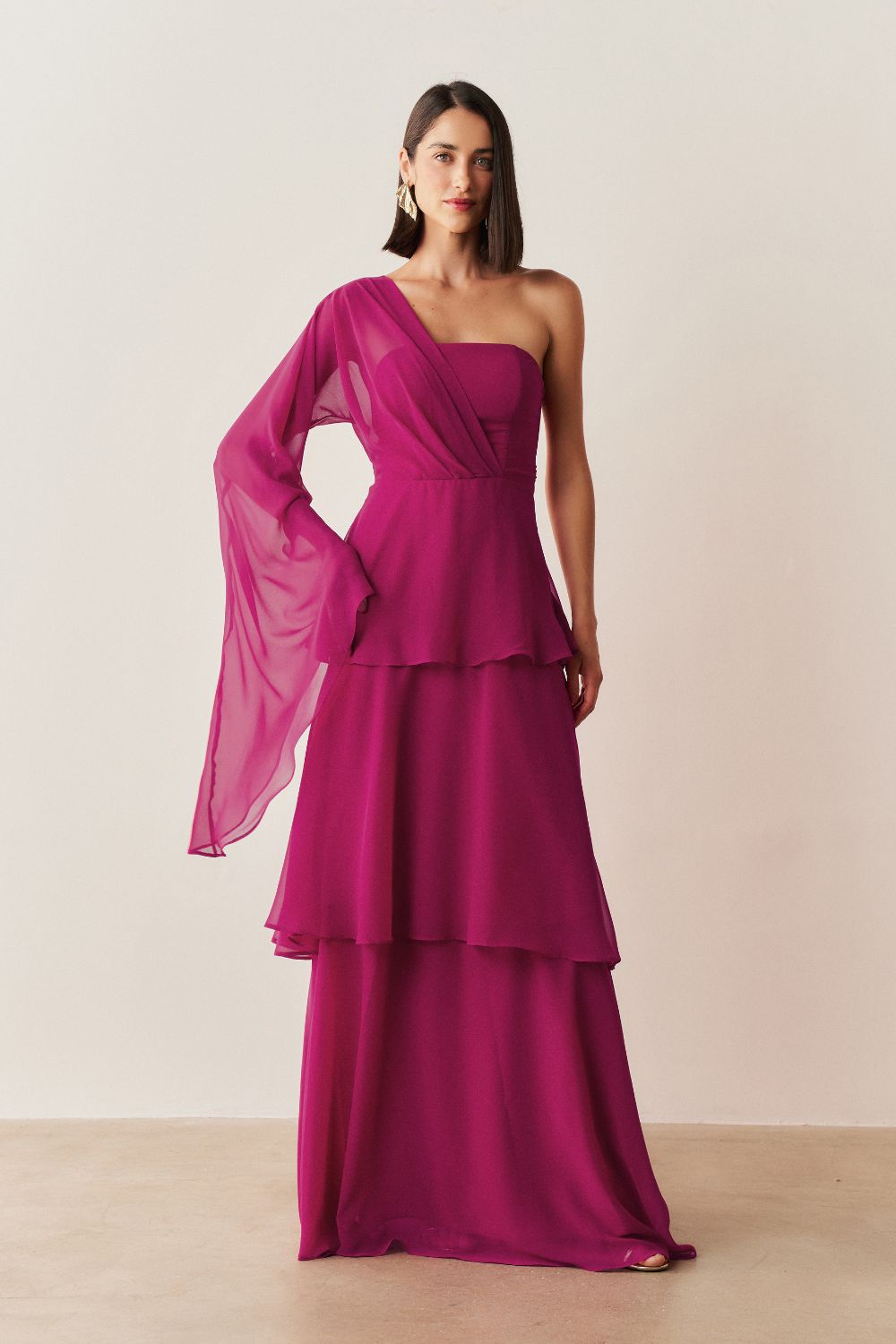 Vestido Longo com Decote Reto, Manga Longa Flare e Saia em Camadas ...